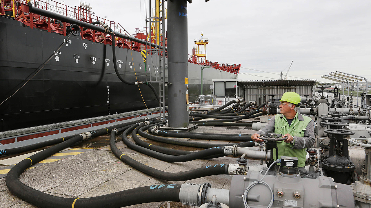 Marine Bunkering and Cargo Hoses - elaflex.de